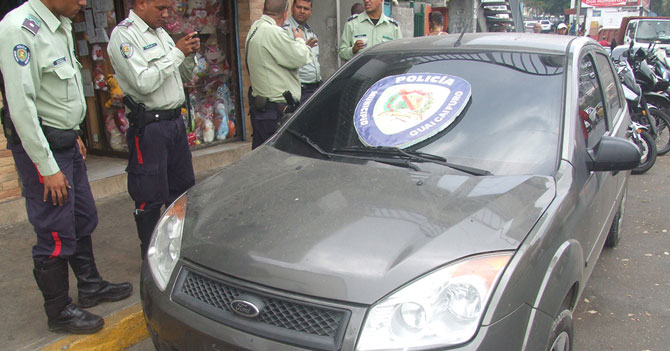 Ladrón Devuelve Carro Robado Tras Darse Cuenta Que Tiene Atorado Un Cd